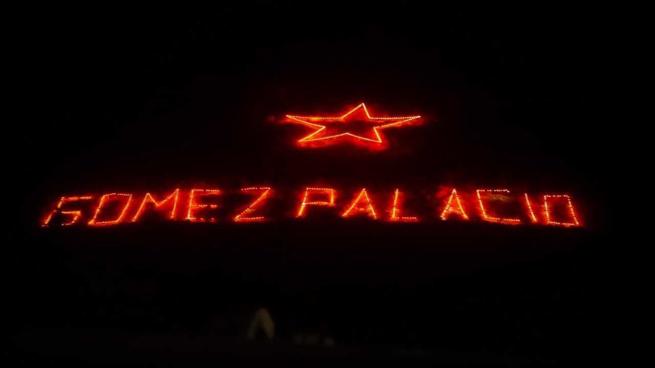 Se iluminan de naranja la estrella en el cerro y demás sitios ...