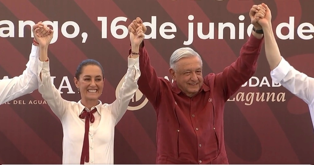 AMLO y Claudia supervisan obras y felicitan a los papás en su día ...
