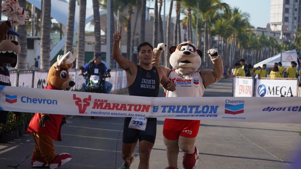 Luis Zazueta y Kathya Flores: Reyes del Pacífico en el Triatlón Chevron ...